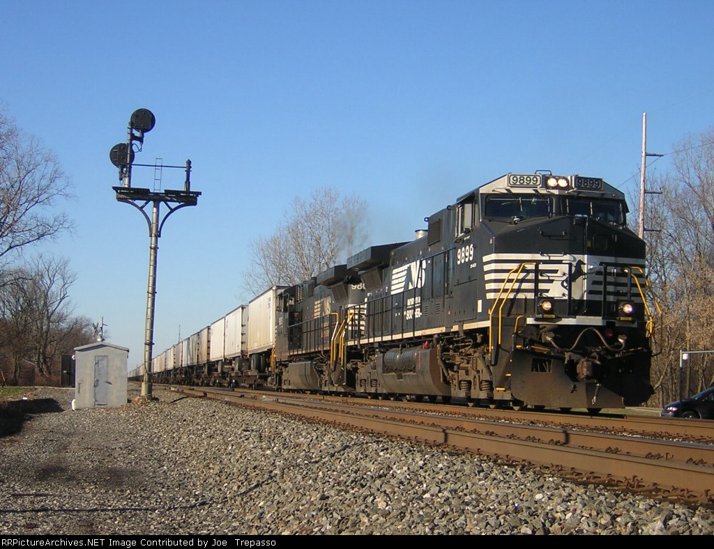 NS 9899 takes a piggyback train east.